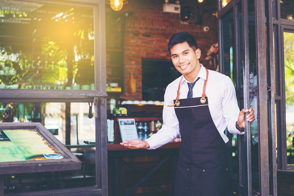 How to Greet Customers at a Restaurant (In Depth Guide)